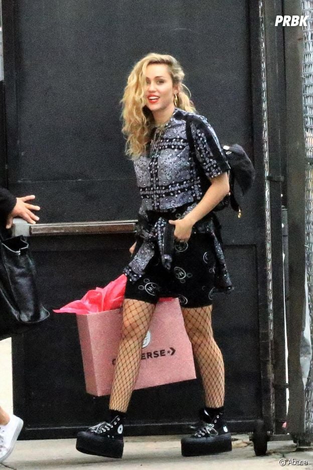 Converse x Miley Cyrus : une collection de vêtements et sneakers disco ...