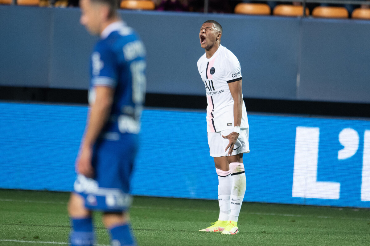 Photo : Kylian Mbappé taclé par Nasser al-Khelaïfi, son départ du PSG déjà acté ? - PureBreak
