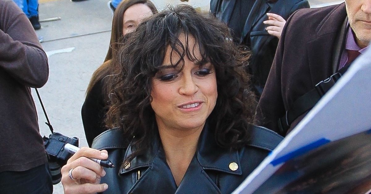 Michelle Rodriguez signe des autographes lors de l'avant-première du ...