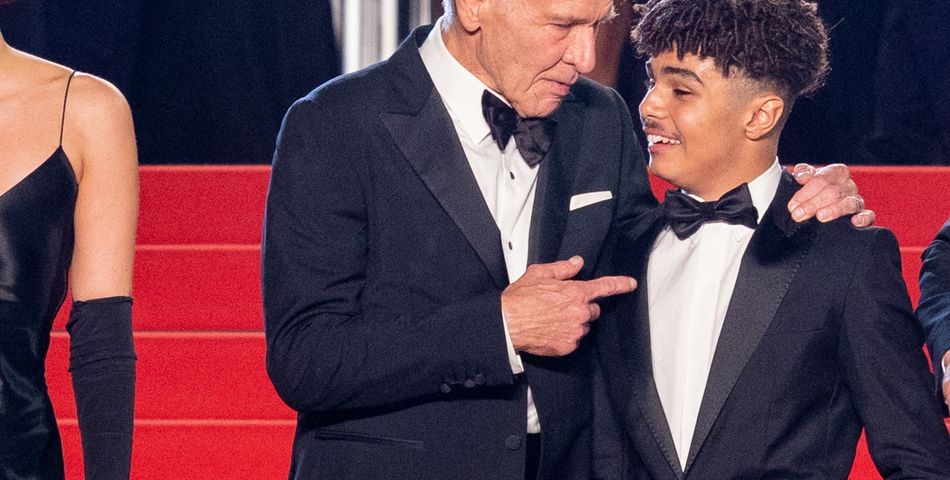 Harrison Ford, Ethann Isidore - Descente des marches du film « Indiana ...