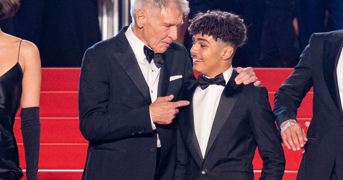 Harrison Ford, Ethann Isidore - Descente des marches du film « Indiana ...