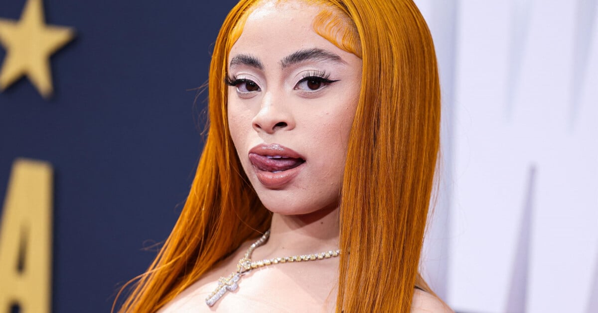 Le plus grand fan d'Ice Spice s'évanouit quand... elle commence à ...