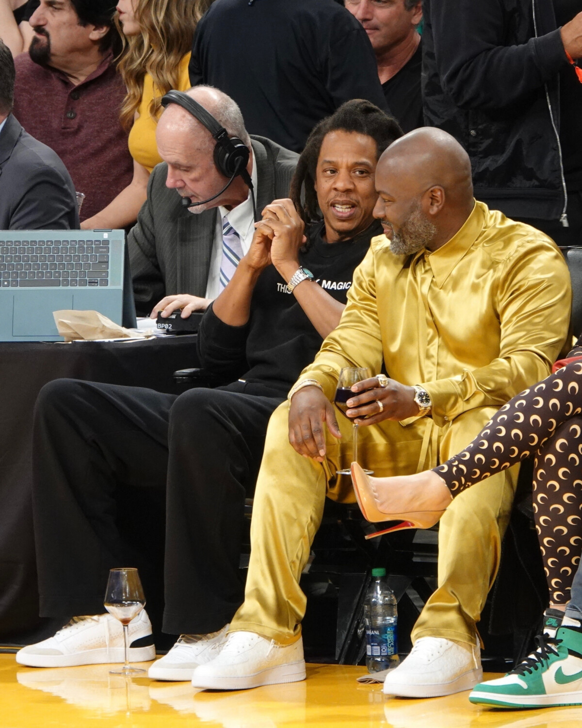 Photo : Jay-Z et Lebron James lors du match des Lakers à la Crypto.com ...