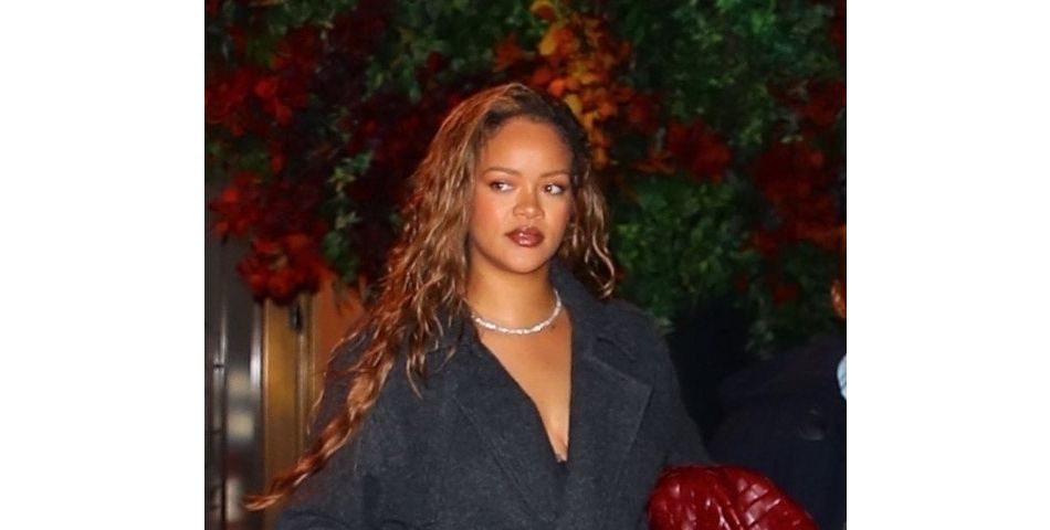 Derrière, on retrouve Rihanna qui a bâti un véritable empire avec la ...