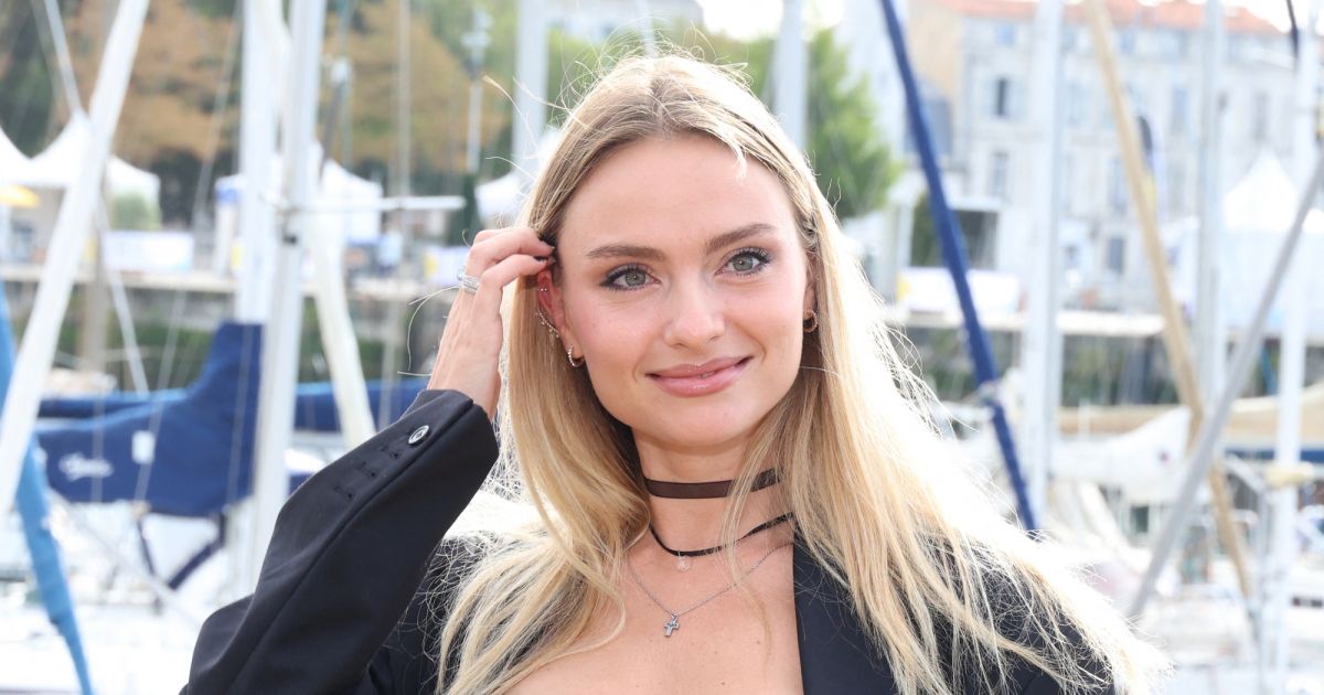 Aurelie Pons au photocall de la série Ici Tout Commence lors de la ...