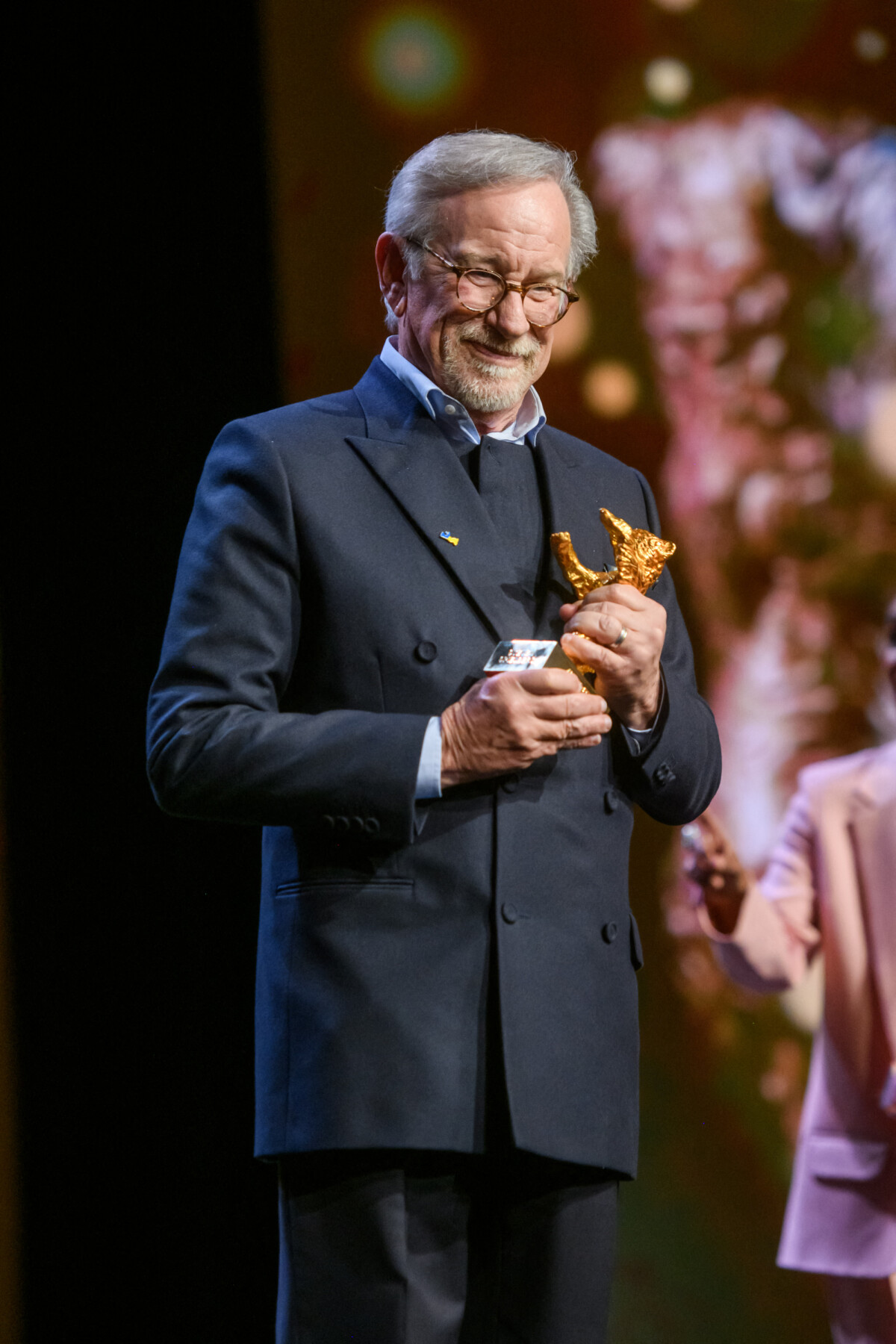 Photo : Steven Spielberg - Bono remet à Steven Spielberg reçu un "Ours ...