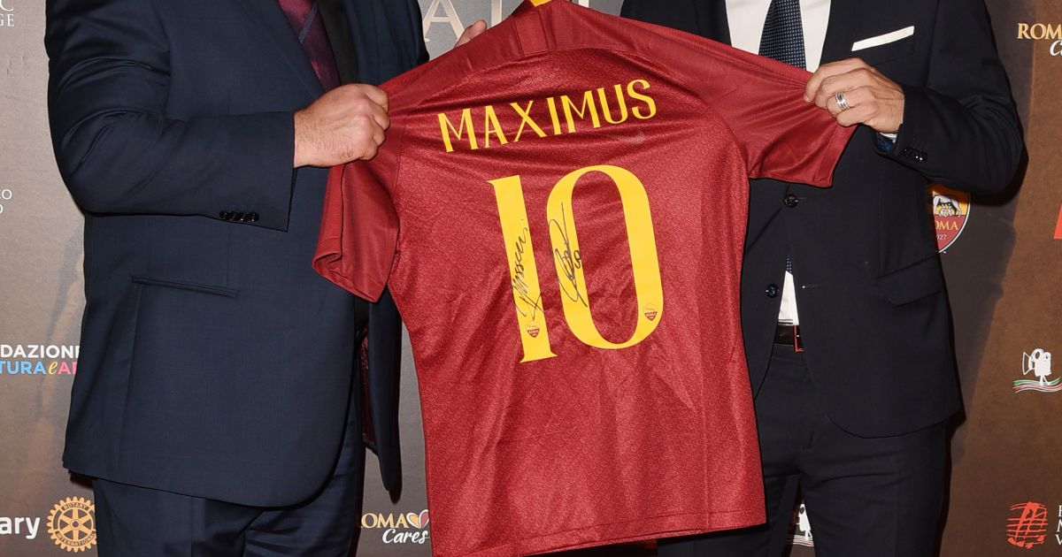 Russell Crowe et Francesco Totti posent avec un maillot de l'AS Roma au ... Russell Crowe et Francesco Totti posent avec un maillot de l'AS Roma au ...