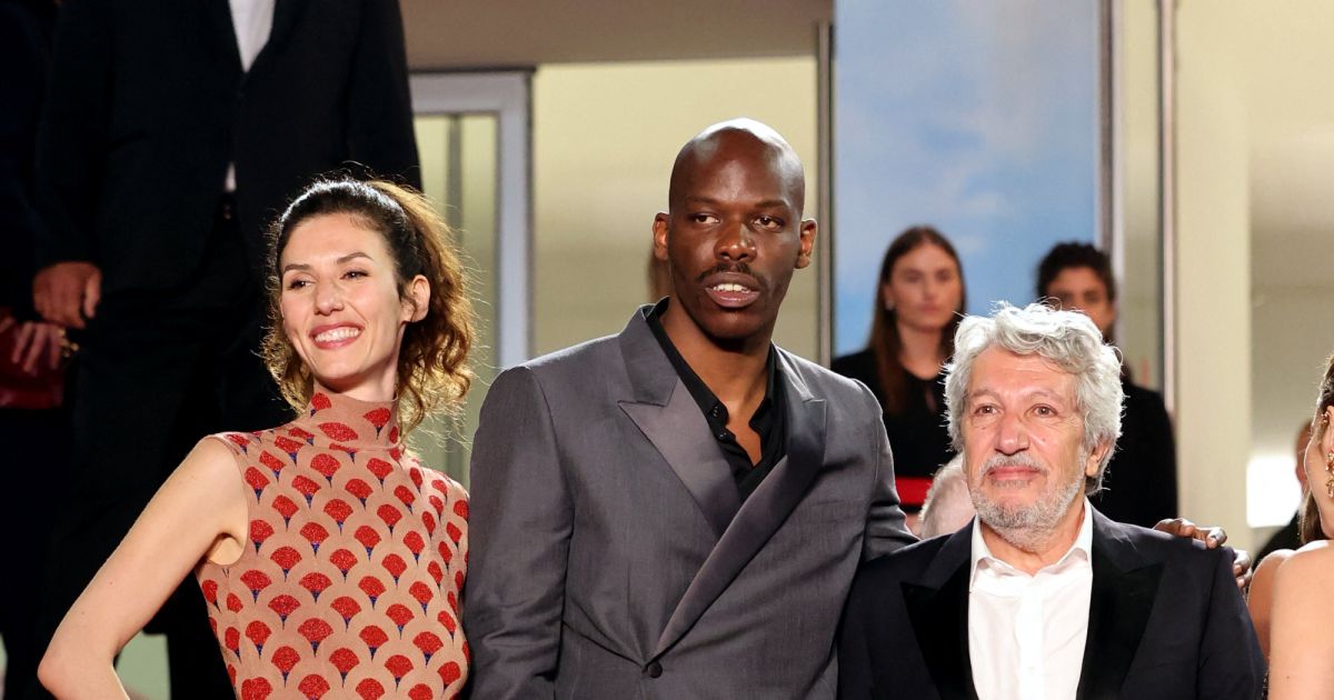 Doria Tillier, Jean-Pascal Zadi, Alain Chabat - Montée des marches du ...