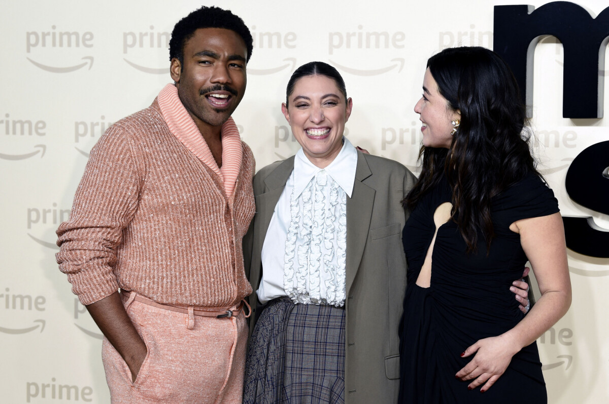 Photo : Donald Glover, Francesca Sloane et Maya Erskine à l'avant ...
