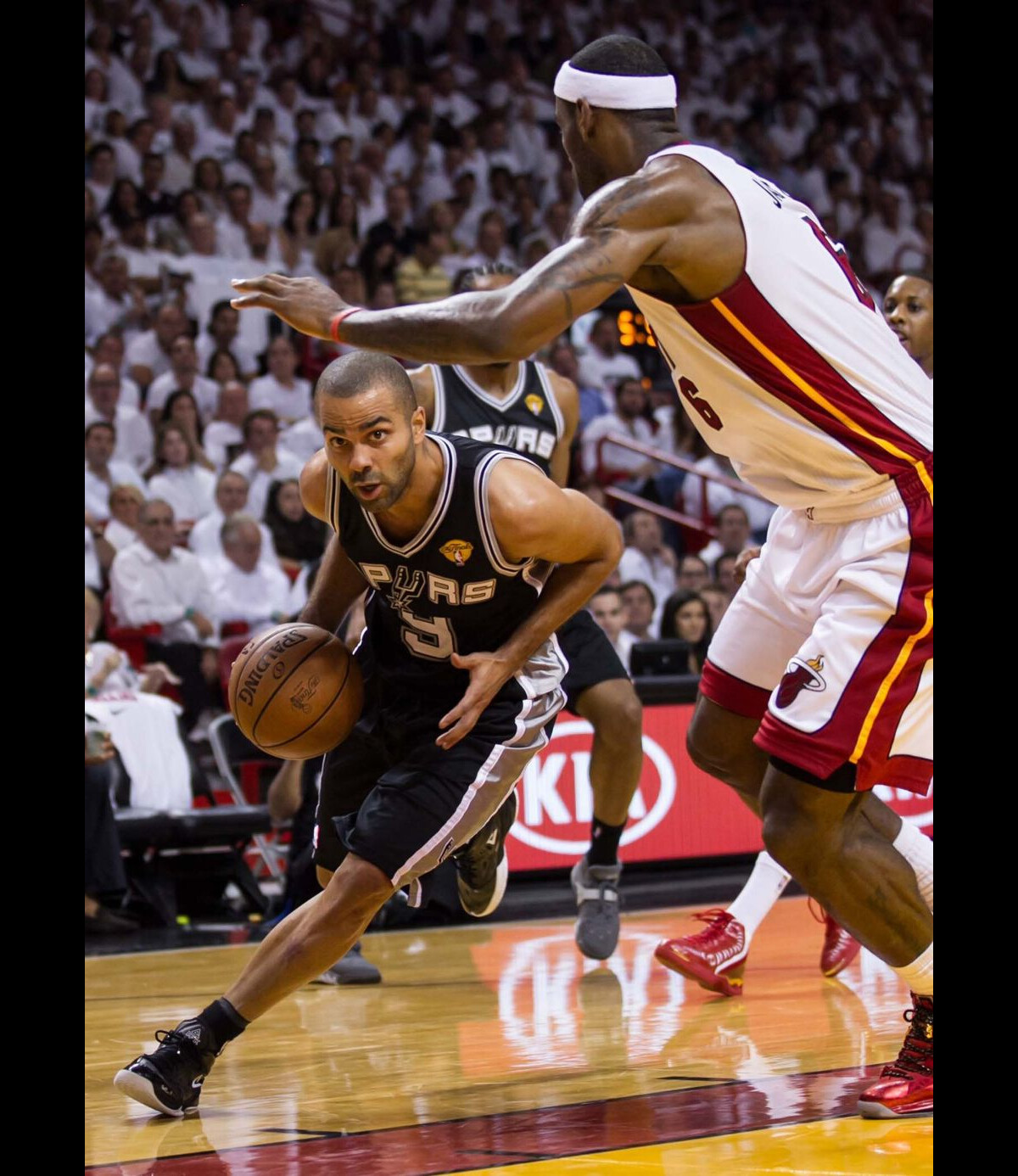 Photo : Tony Parker face à Lebron James en finale de la NBA, jeudi 6 ...