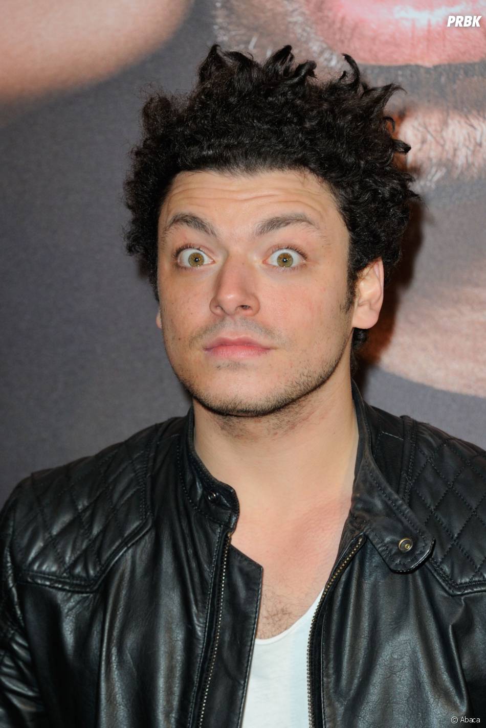 Kev Adams fait les yeux ronds sur le tapis rouge de Situation amoureuse ...