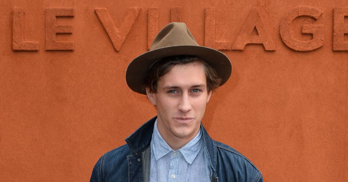 Jean Baptiste Maunier pose devant les photographes au Village Roland ...
