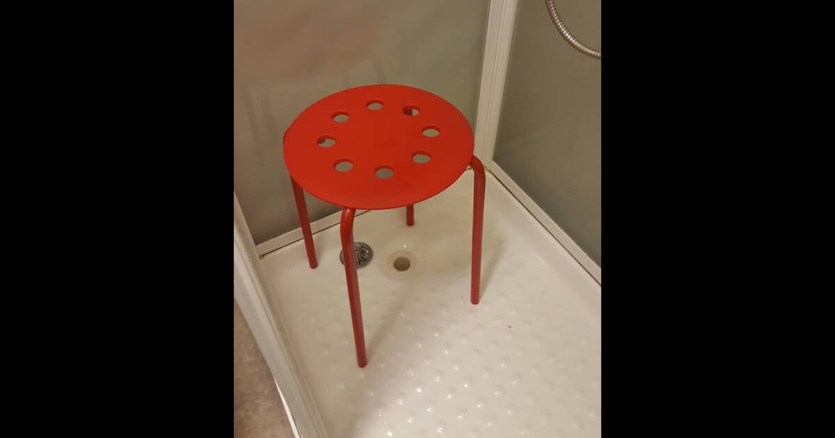 Ikea : un homme se coince un testicule dans un tabouret, la société lui ...