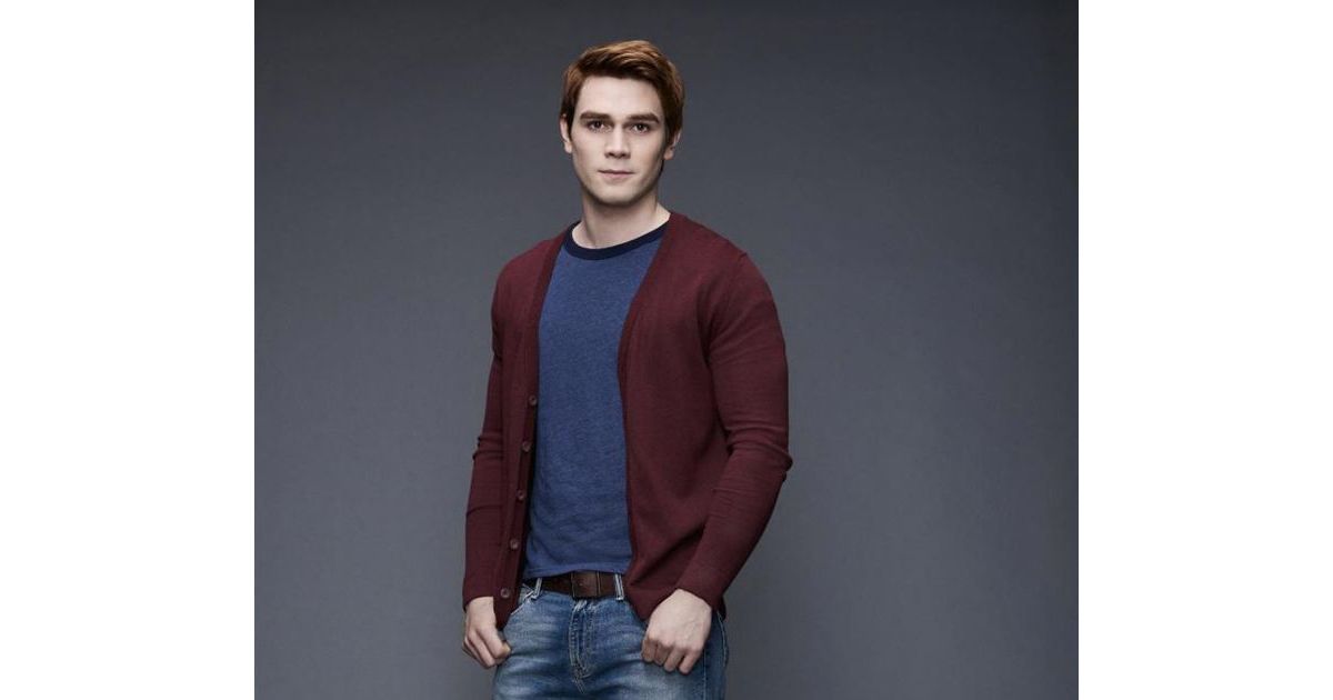 Riverdale : K.J. Apa, le beau gosse roux, ne ressemble pas à ça dans la ...