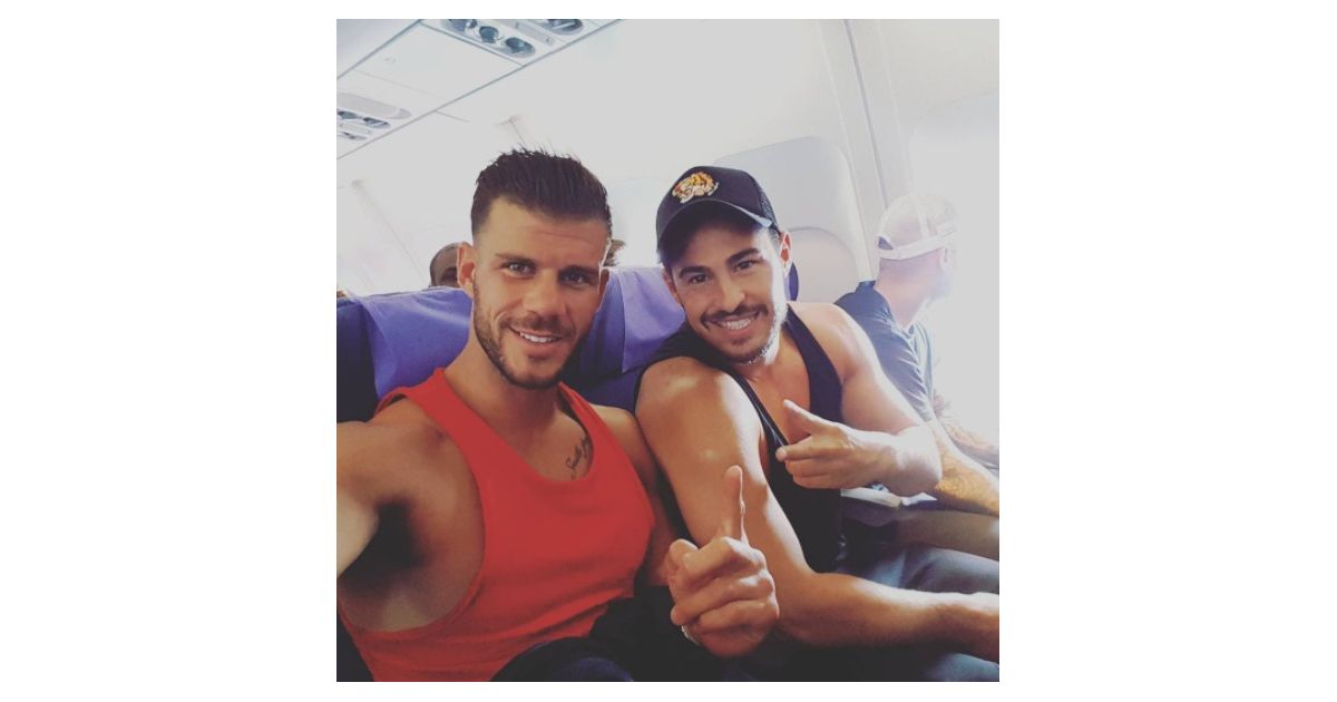 Florent Ré (La Villa des Coeurs Brisés 3) avec Rémi Notta dans l'avion ...
