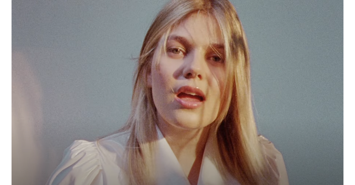 Photo : Louane Emera : une maman comblée ? Elle se confie sur la ...