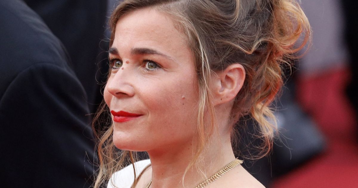 Blanche Gardin (robe Agnès b) - Montée des marches du film « France ...