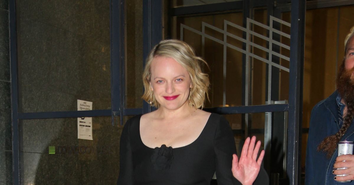 Elisabeth Moss à la sortie des studios de l'émission Watch What Happens ...