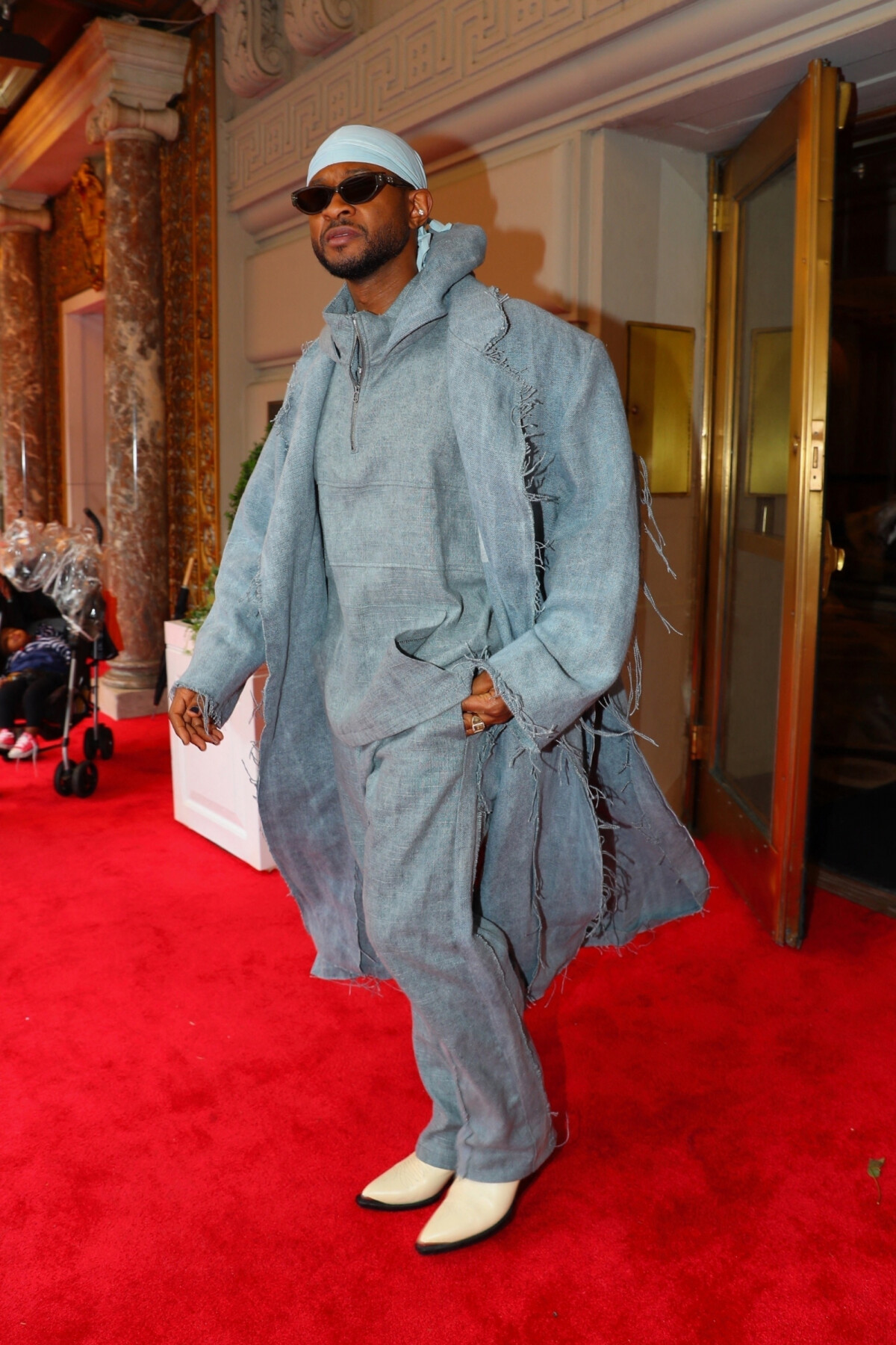 Photo : Exclusif - Usher à la sortie de l'hôtel "The Pierre" à New York ...