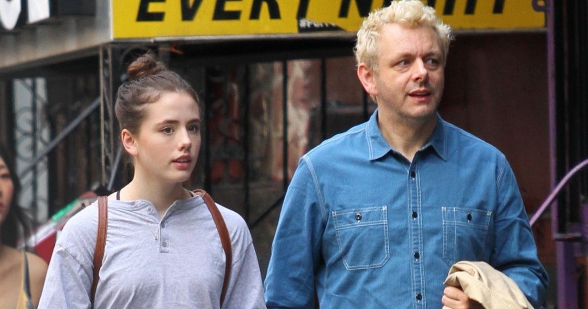 Michael Sheen se balade avec sa fille Lily Mo Sheen dans les rues de ...