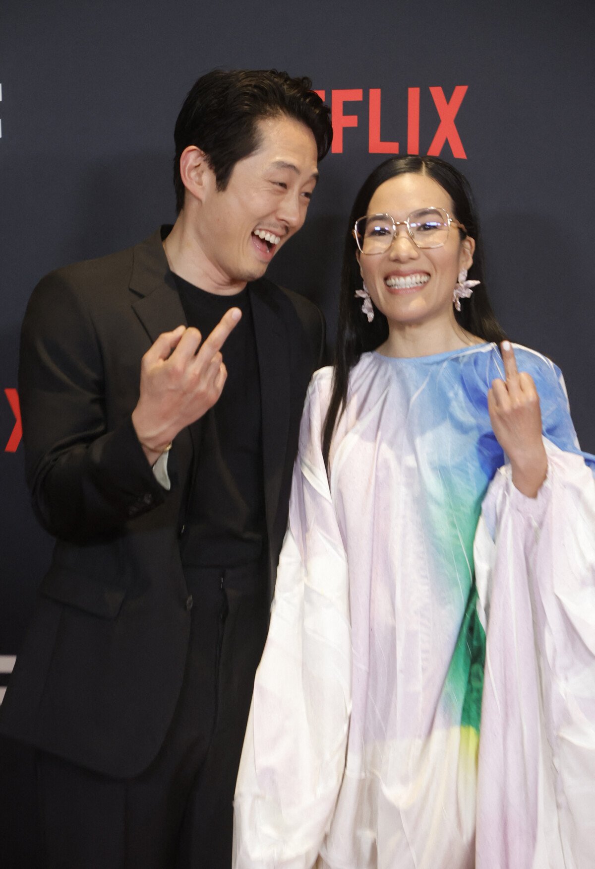 Photo : Steven Yeun et Ali Wong à la première du film "Beef at Tudum" à Los Angeles, le 30 mars ...