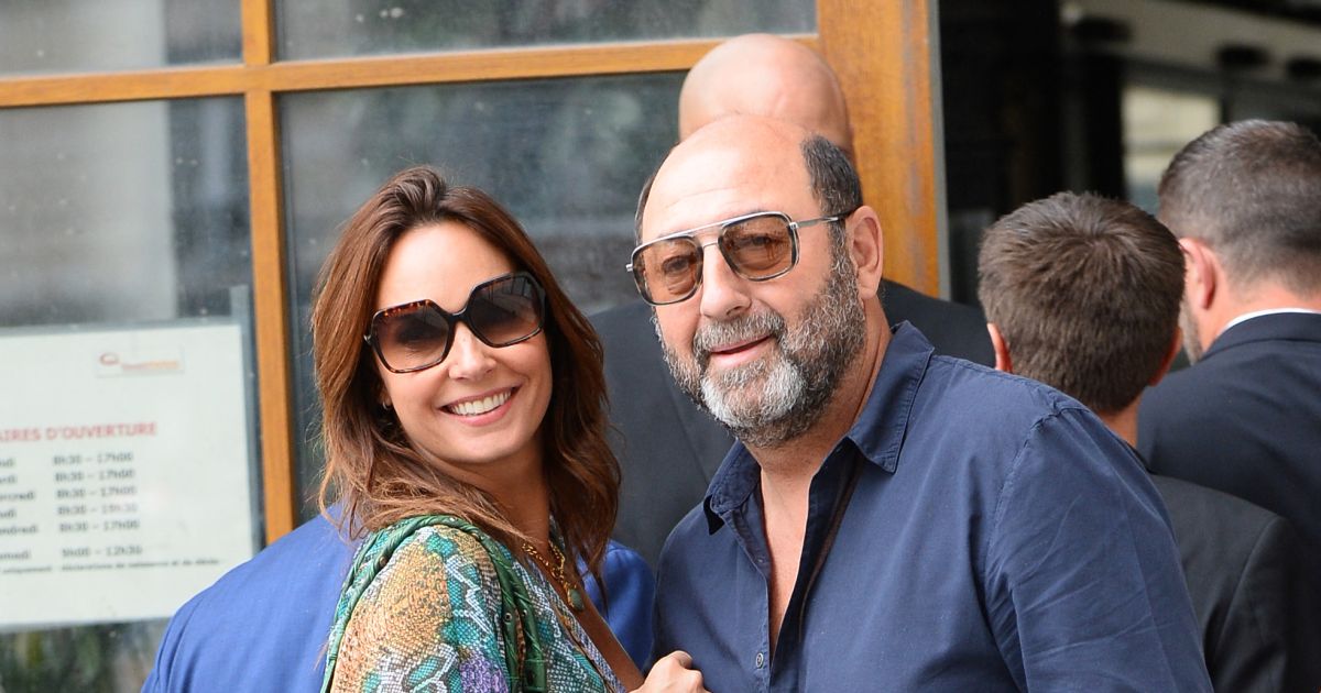 Julia Vignali et son mari Kad Merad - Mariage de Claude Lelouch à la mairie du 18ème à Paris. Le ...