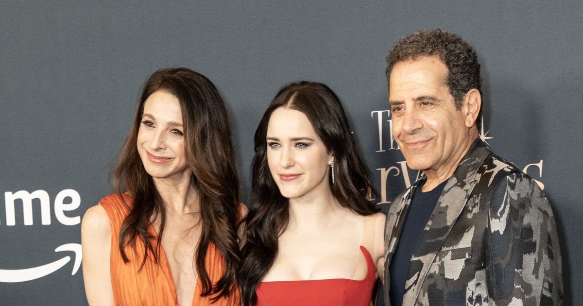 Marin Hinkle, Rachel Brosnahan et Tony Shalhoub à la première de la ...