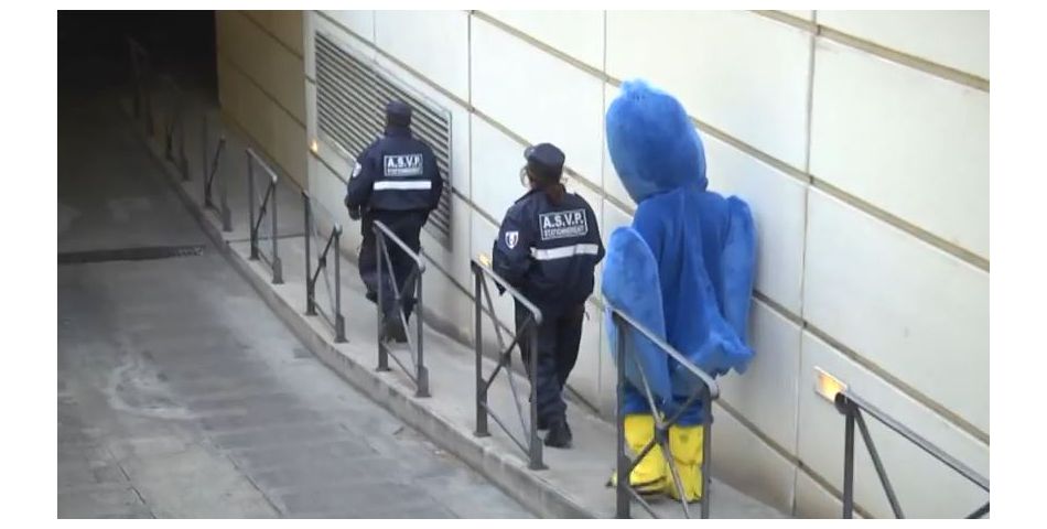 Rémi Gaillard ose tout dans son nouveau costume Twitter - Purebreak