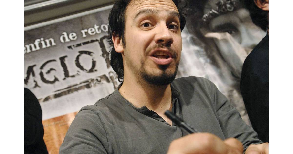 Dans Kaamelott, Alexandre Astier campe le rôle du Roi Arthur - Purebreak
