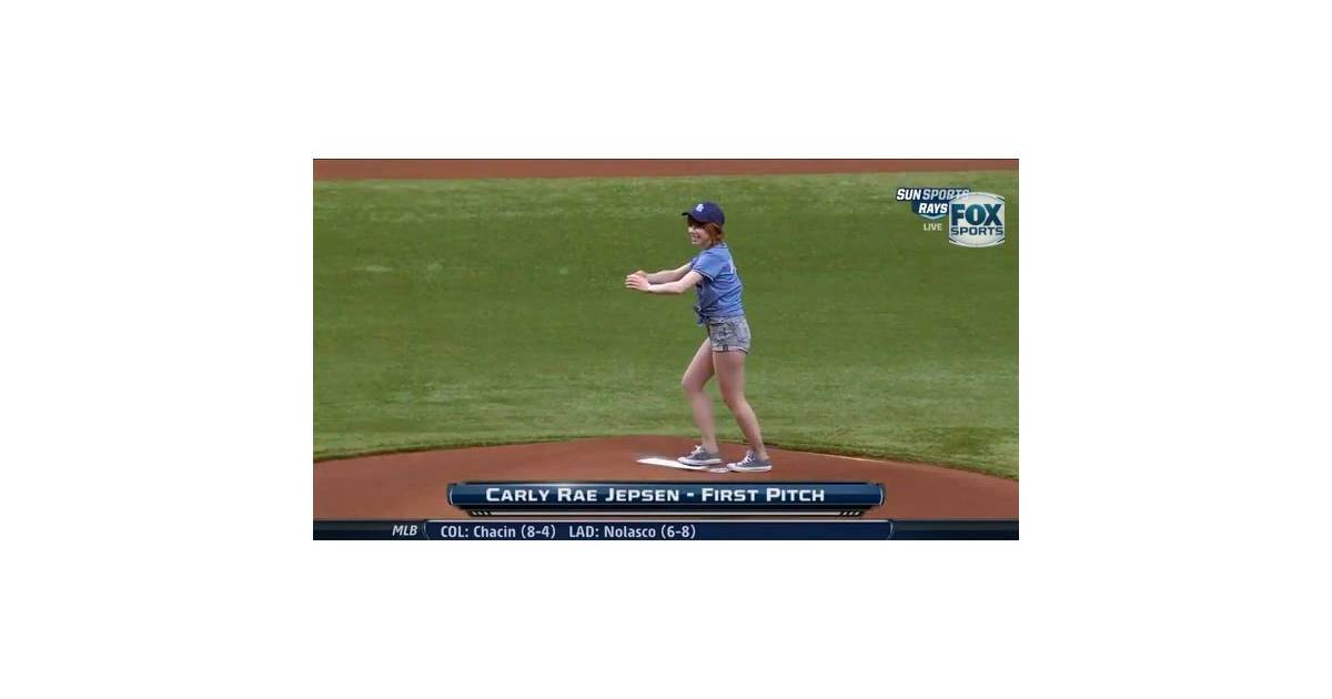 Carly Rae Jepsen ridiculisée pendant un match de baseball - Purebreak