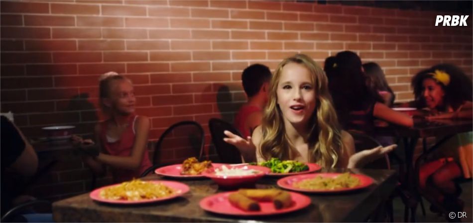 Alison Gold dans le clip de Chinese Food - Purebreak