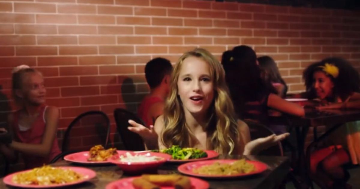 Alison Gold dans le clip de Chinese Food - Purebreak