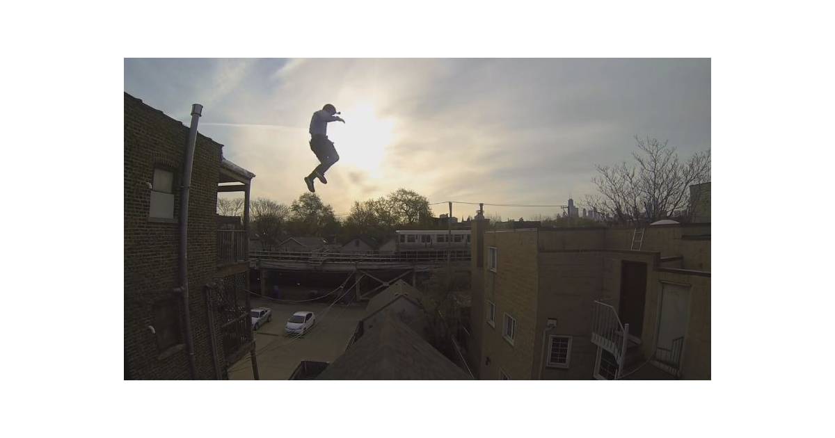 Il saute du toit d'un immeuble et se filme en GoPro : la vidéo ...