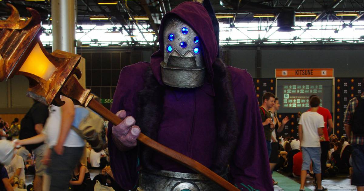 Un cosplayer en Jax de League of Legends au salon Japan Expo, le 5 ...