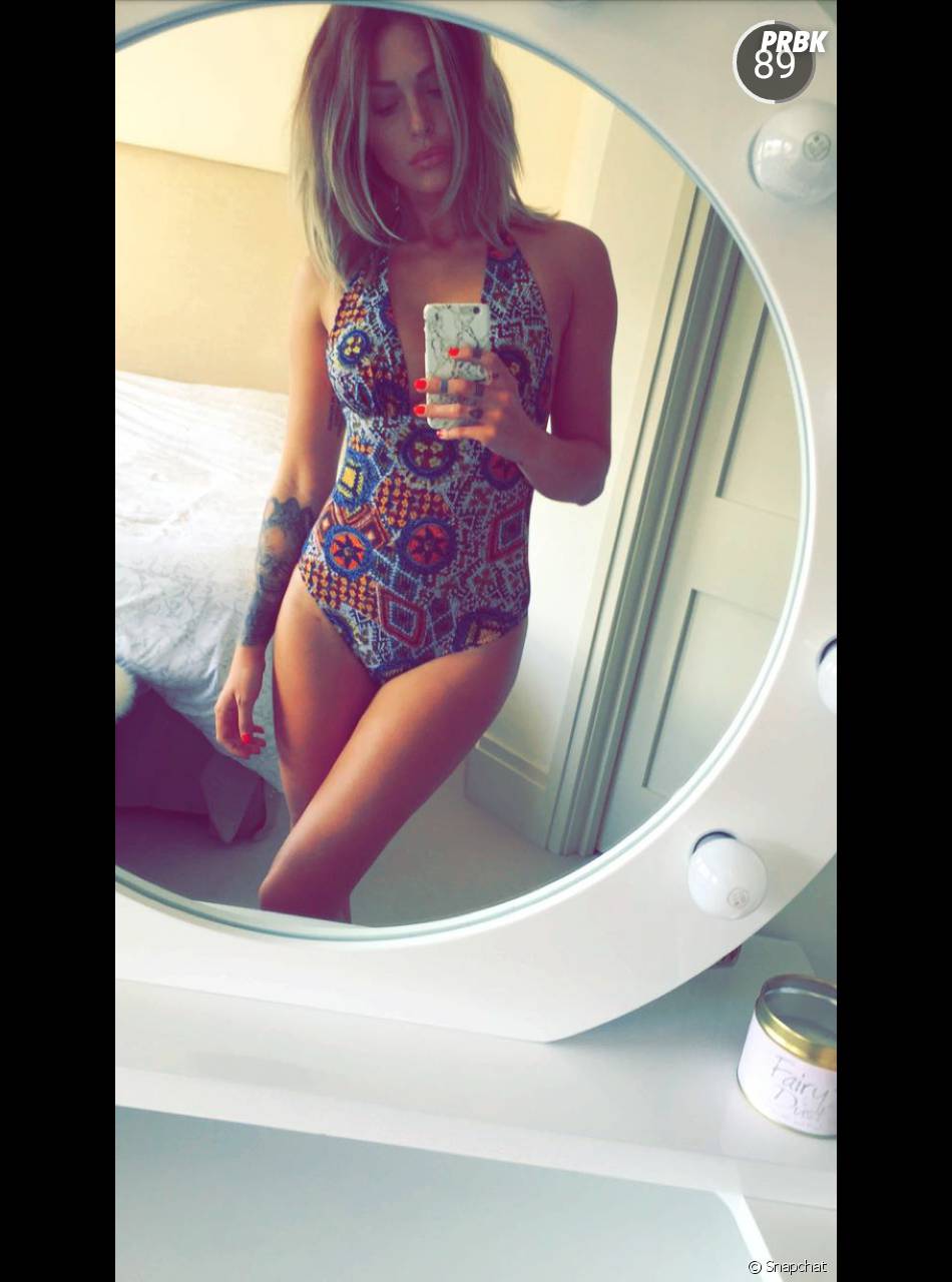 Caroline Receveur Sexy En Une Pièce Sur Snapchat Le 2 Août 2015