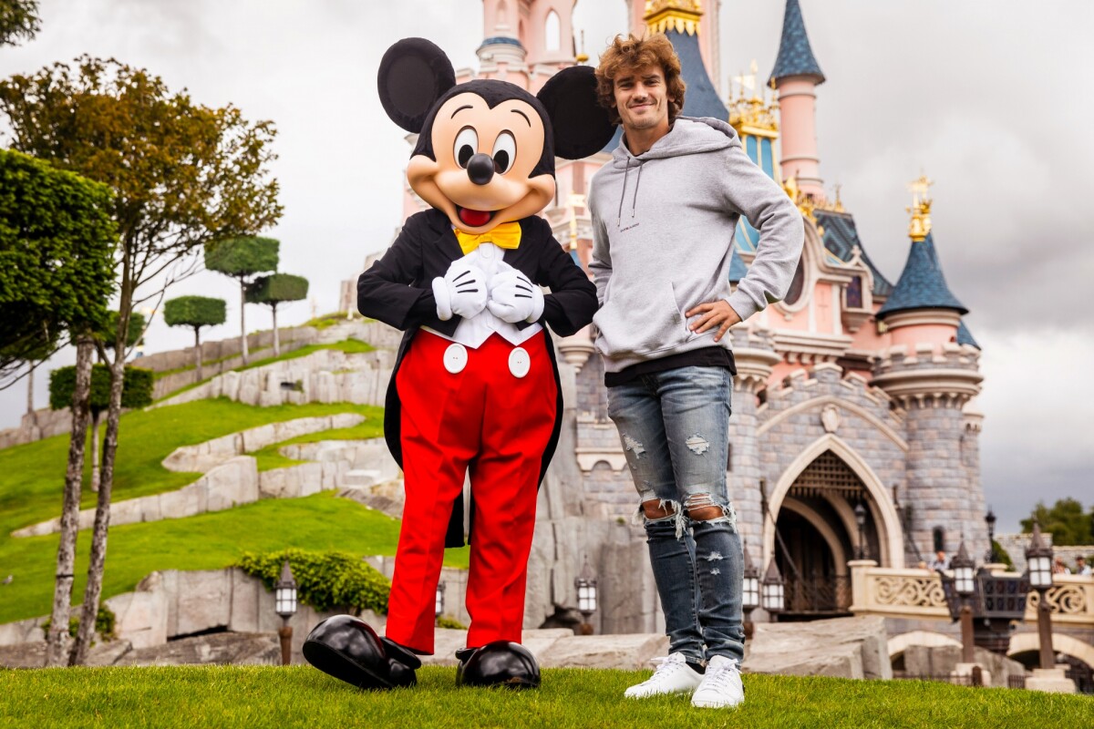 Photo : Antoine Griezmann et Mickey à Disneyland Paris - PureBreak