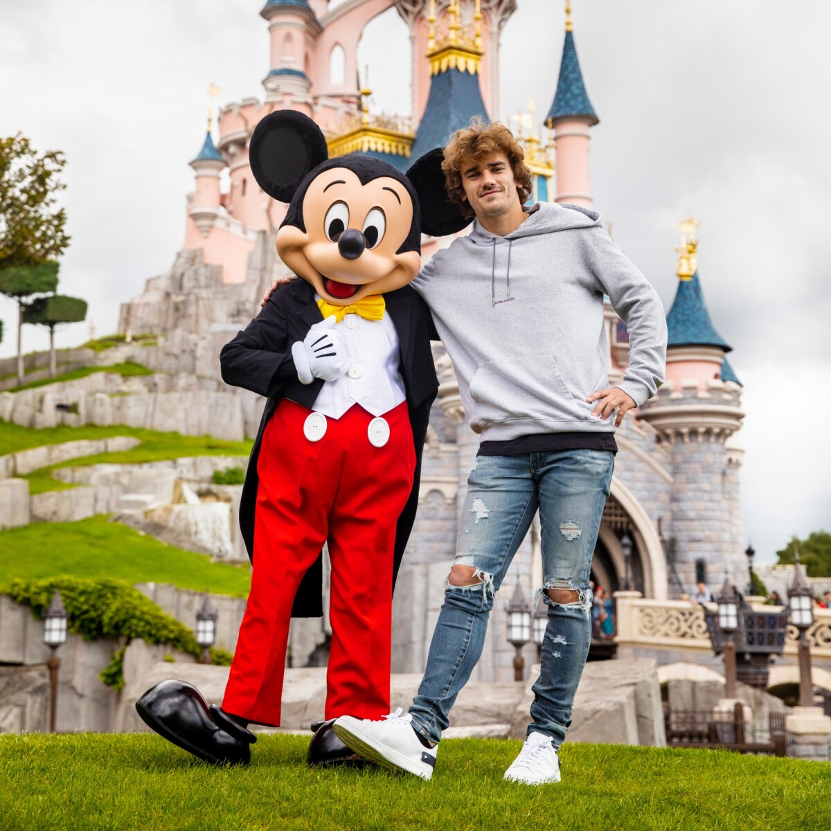 Photo : Mickey, nouveau coéquipier d'Antoine Griezmann à Disneyland ...