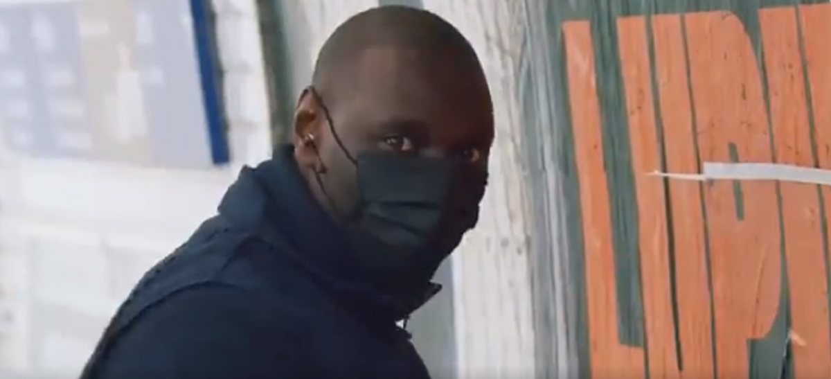 Photo : Omar Sy dévoile une vidéo promo géniale pour Lupin : il a posé lui-même une affiche de ...