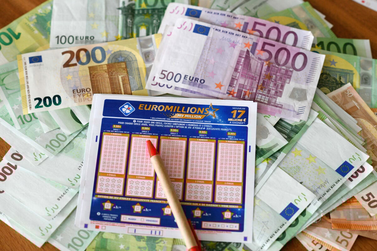 Photo : Grille d'EuroMillions posee sur des billets de banque - Photo ...