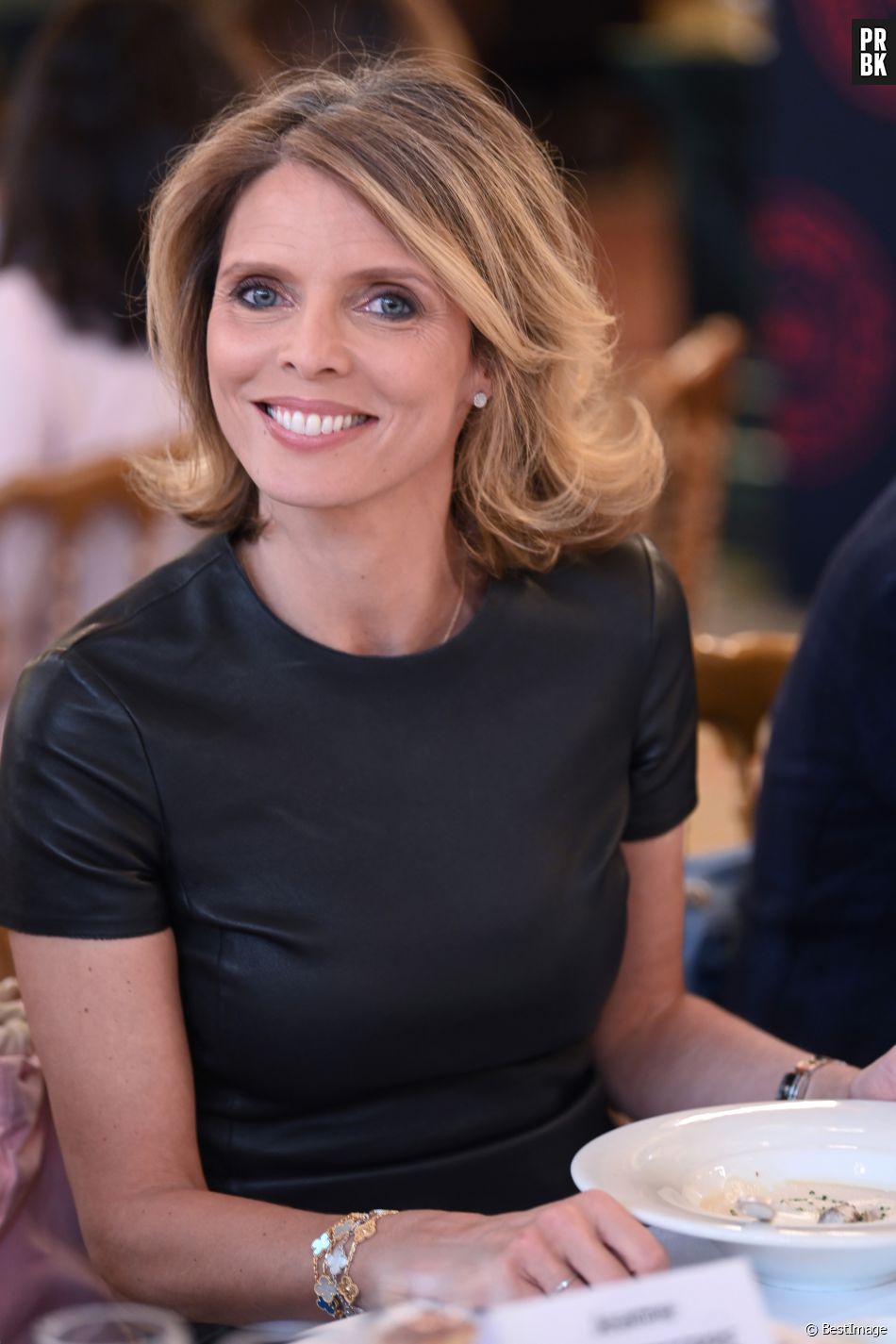 Festival de Cannes 2023 : Sylvie Tellier chute pendant la montée des ...
