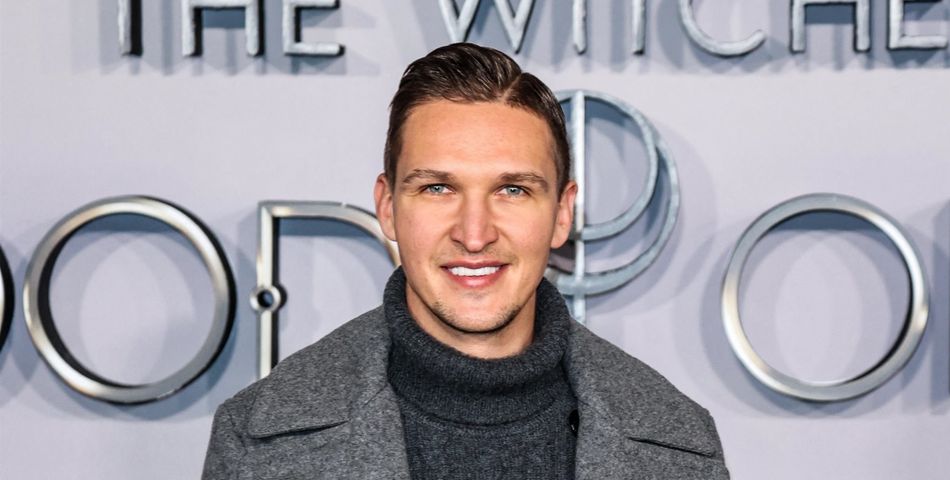 Chris Kowalski à la première du film The Witcher: Blood Origin à ...