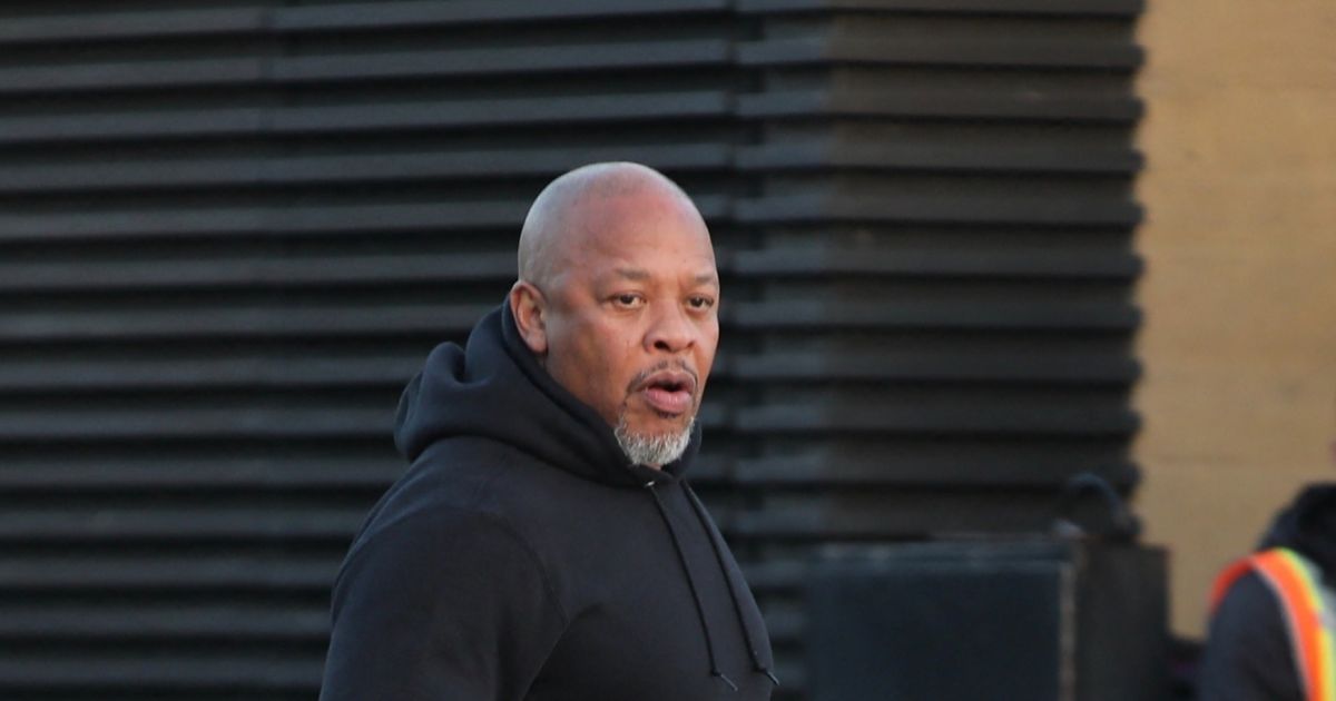 Exclusif - Le Rappeur et Producteur Dr Dre signe des autographes après ...