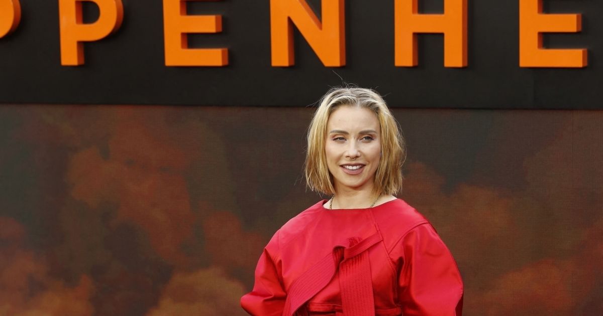 BGUK_2685708 - London, UNITED KINGDOM - Cast and guests walk along the ...