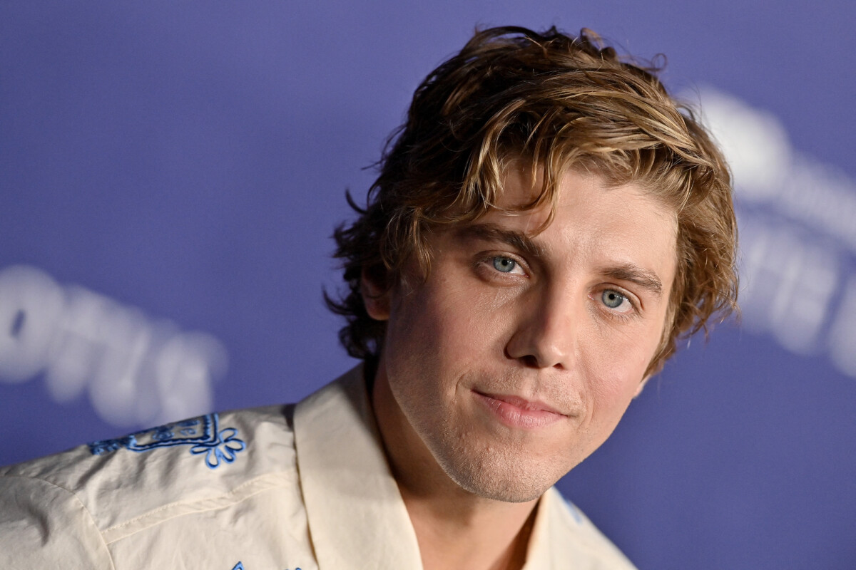 Photo : Lukas Gage à la première du film "The White Lotus" à Los ...
