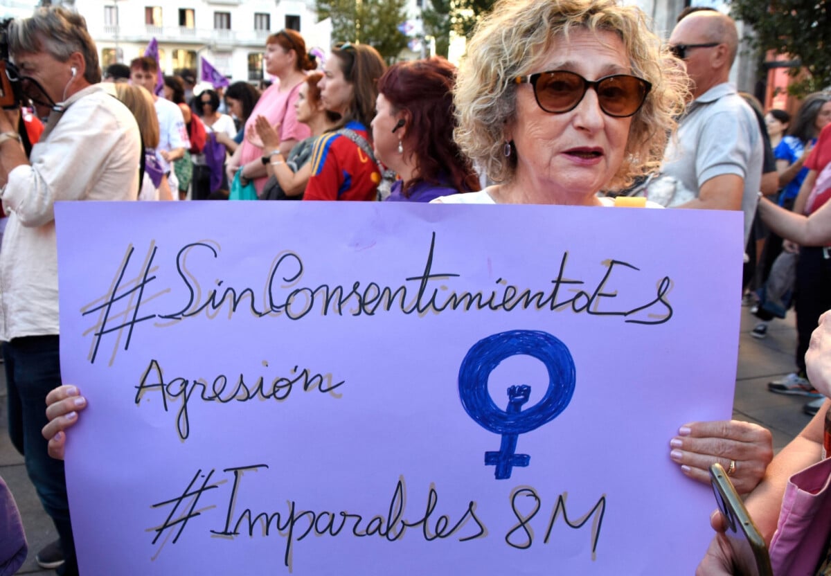 Photo : BGUK_2714139 - MADRID, SPAIN - Hundreds of people attend the ...