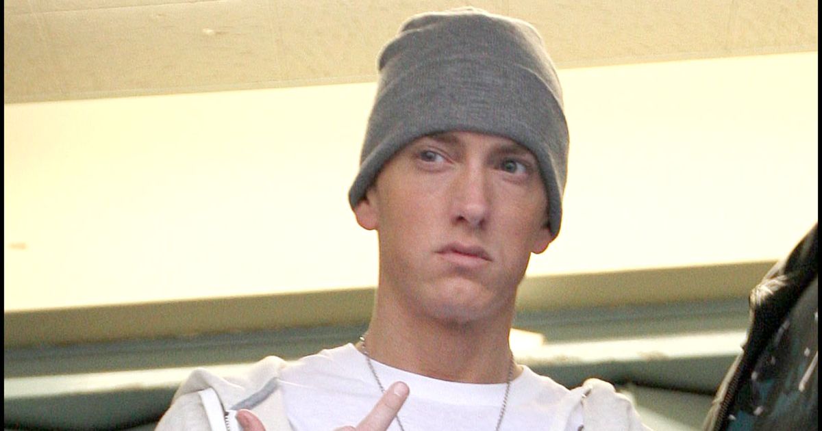 EMINEM FAIT UN DOIGT AUX PHOTOGRAPHES A SA SORTIE DES STUDIOS DE LA BBC ...