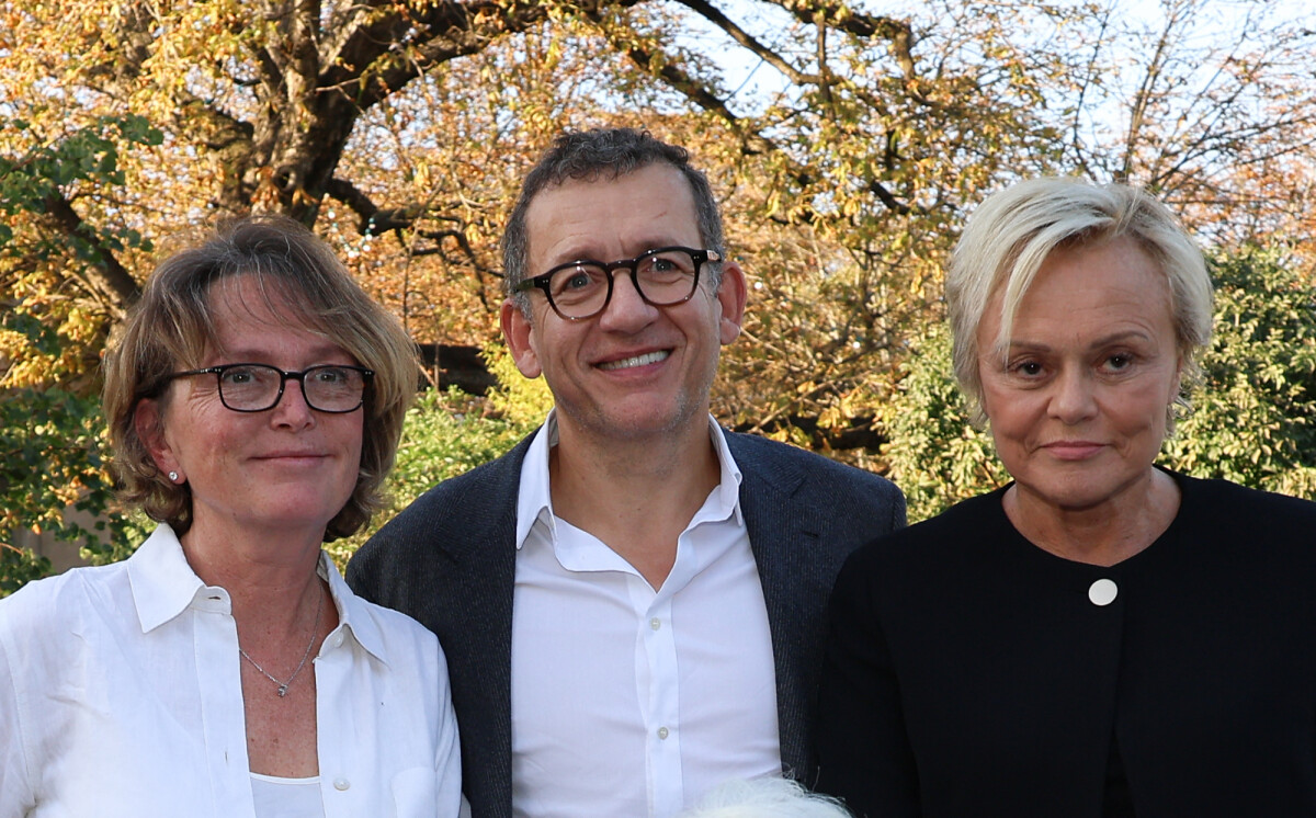 Photo : Claude Chirac, Dany Boon et Muriel Robin lors de l'inauguration du jardin des ...