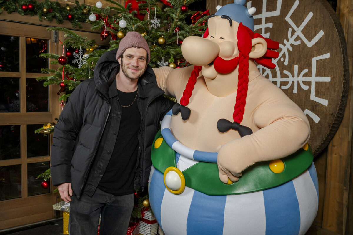 Photo : Félix Moati au Parc Astérix pour les 35 ans du parc et les 65 ...
