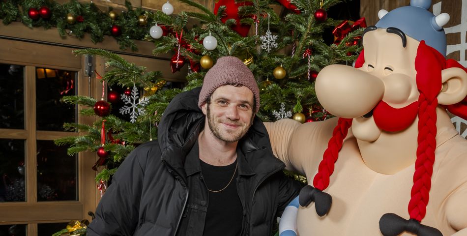 Félix Moati au Parc Astérix pour les 35 ans du parc et les 65 ans du ...