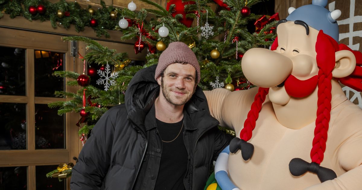 Félix Moati au Parc Astérix pour les 35 ans du parc et les 65 ans du ...